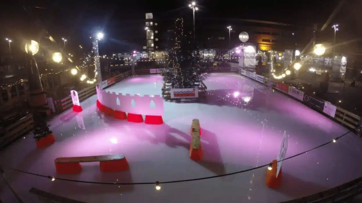 The base - Ice-World - Flexible ice rink partition
